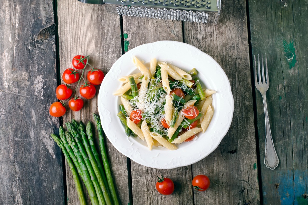 Σπαράγγια με ζυμαρικά και ντοματίνια | Τerrapapers
